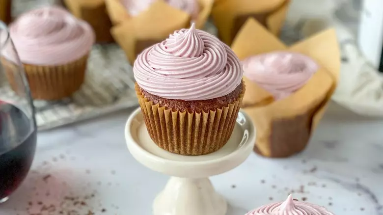 cupcake na may pink frosting