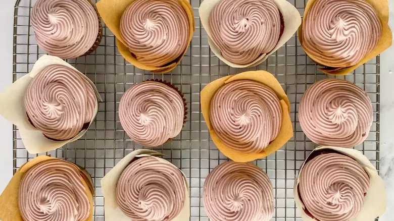 rosa gefrostete Cupcakes