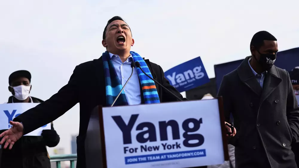 Andrew Yang yn sgrechian