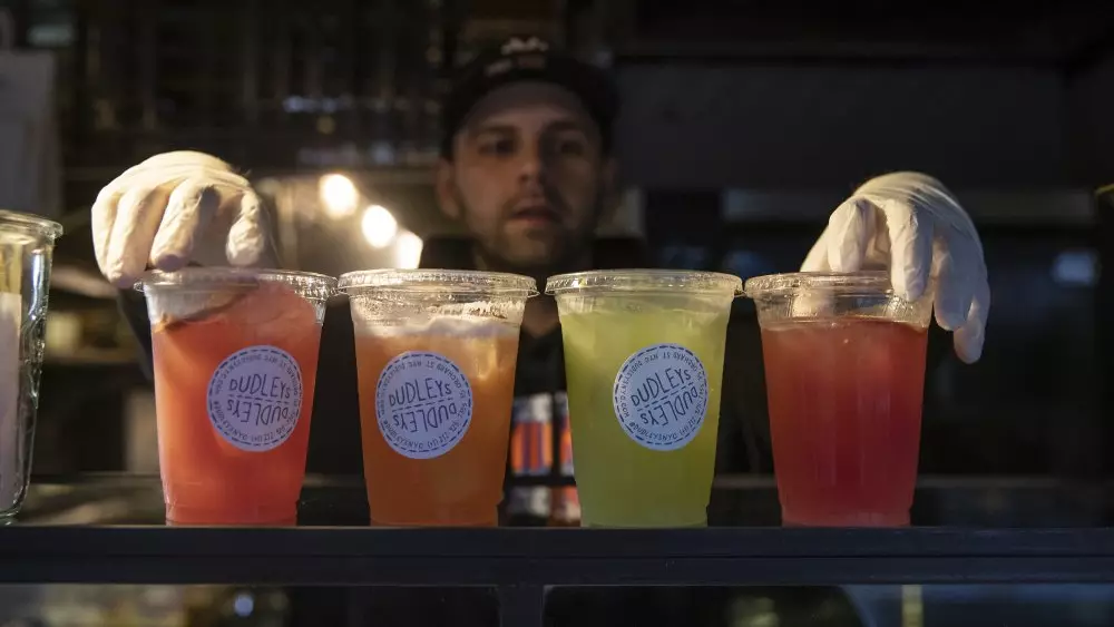 to-go cocktails in een bar