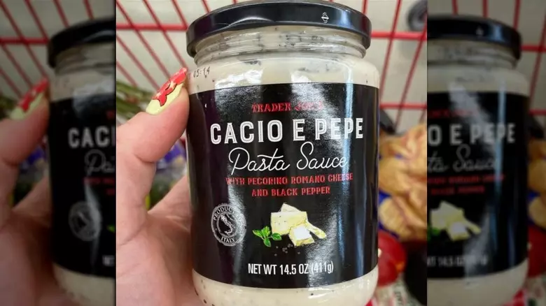 一罐 Trader Joe 的 cacio e pepe 酱
