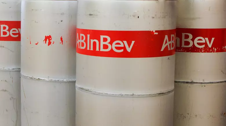 Anheuser-Busch बाट बियर ब्यारेल