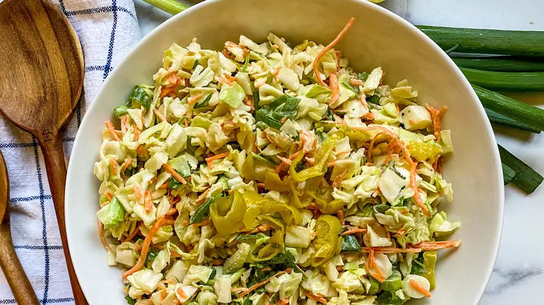 თასი ცხარე coleslaw