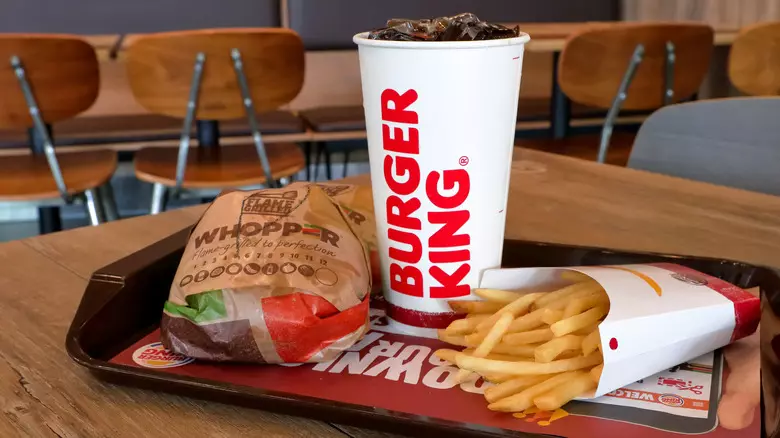 Burger King chakula kwenye meza