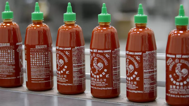 Sriracha acı sos şişeleri.