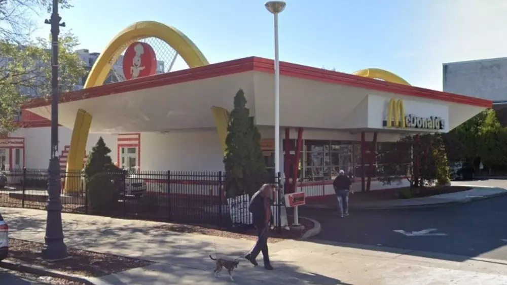 Bûten de koartlyn sletten McDonald's