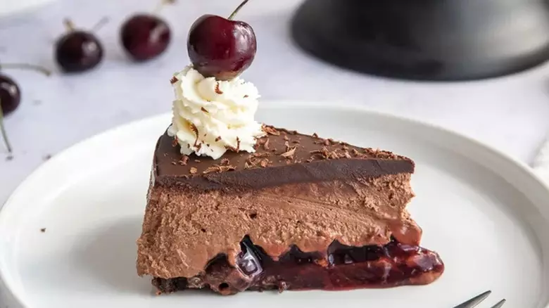 Chocolate at cherry cheesecake slice