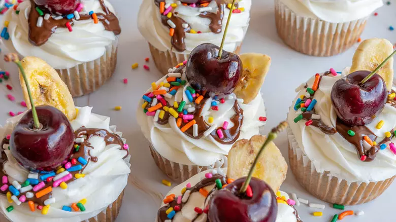 Cupcakes iliyotiwa na sprinkles na cherries