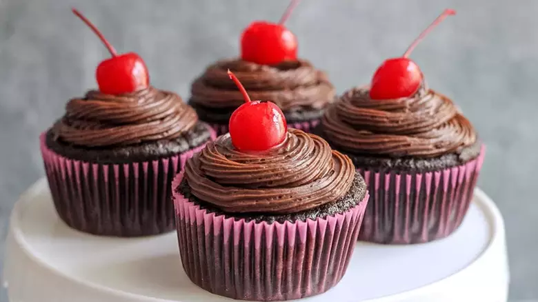 Cupcake coklat dengan topping cherry