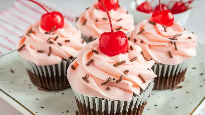 Chocolate cupcakes na pink frosting