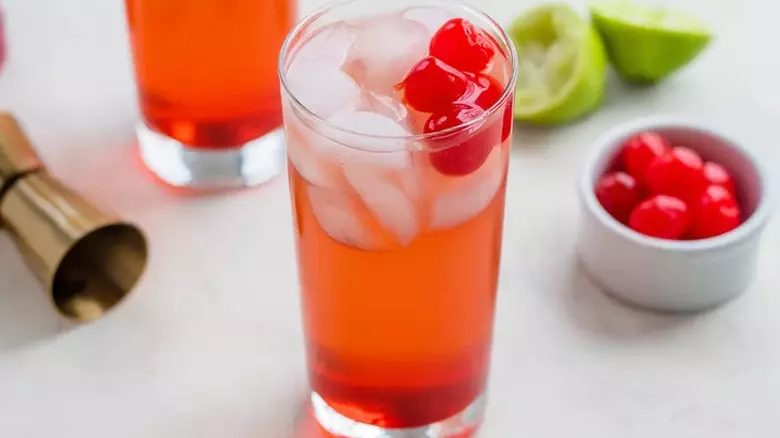 Klaas punase vedeliku, kirsside ja jääga