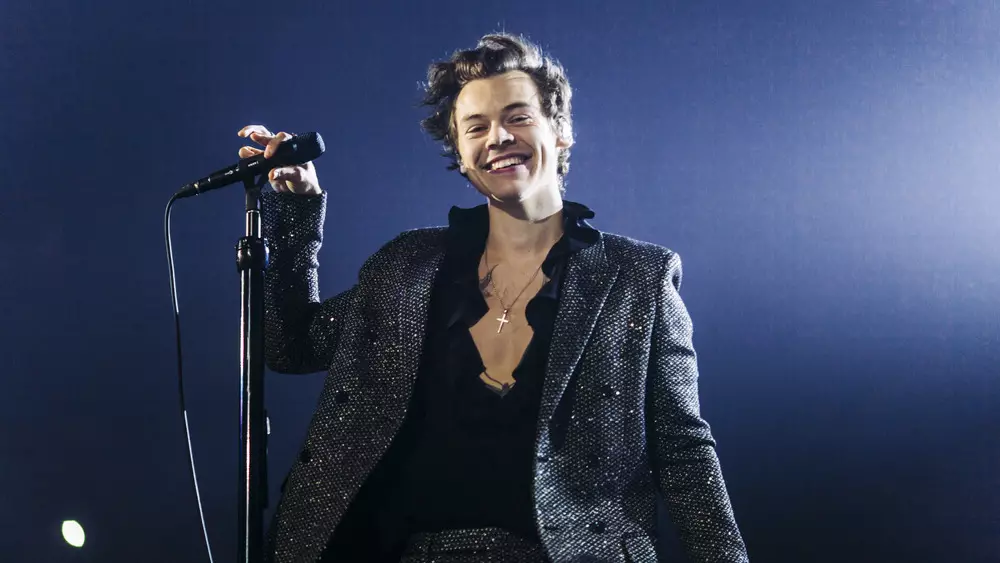 Harry Styles cântând pe scenă