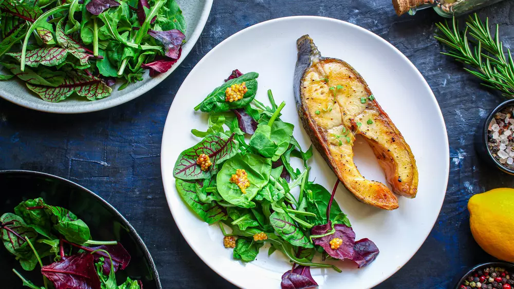 Salmon biftek salat bilen hyzmat edýär