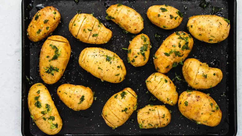 patates hasselback en una safata per al forn