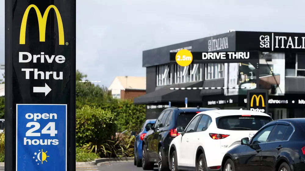 Drive-thru line sa McDonald's