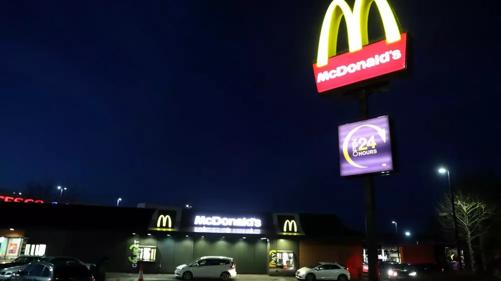 McDonald's zīme naktī