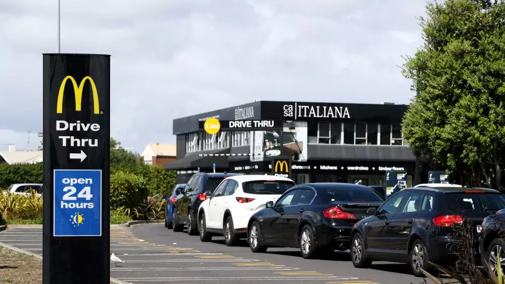 automašīnas, kas brauc ar Thu McDonald's