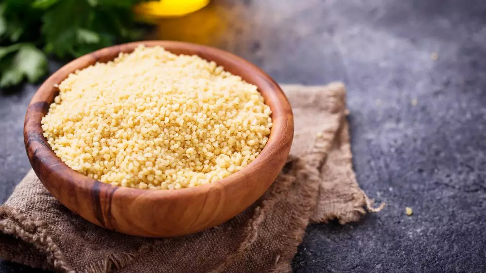 ਇੱਕ ਲੱਕੜ ਦੇ ਕਟੋਰੇ ਵਿੱਚ couscous