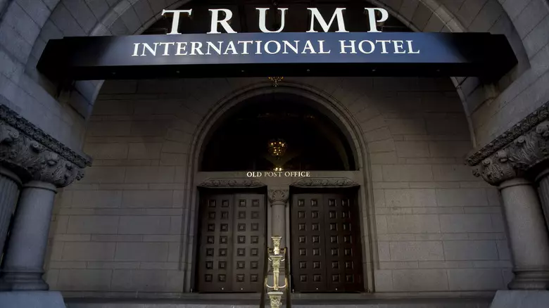 Pintu masuk Trump International Hotel