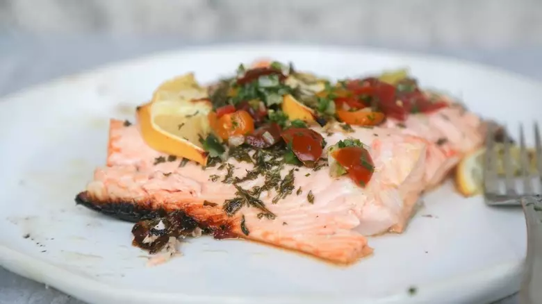 salmon yasusurutswe hamwe na salsa n'indimu