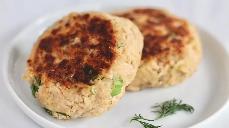 salmon patties hamwe nibyatsi