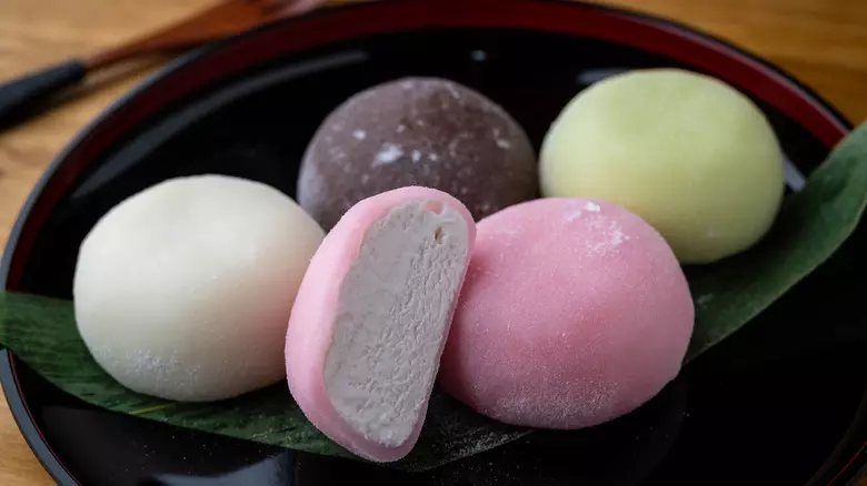 helado de mochi en un plato