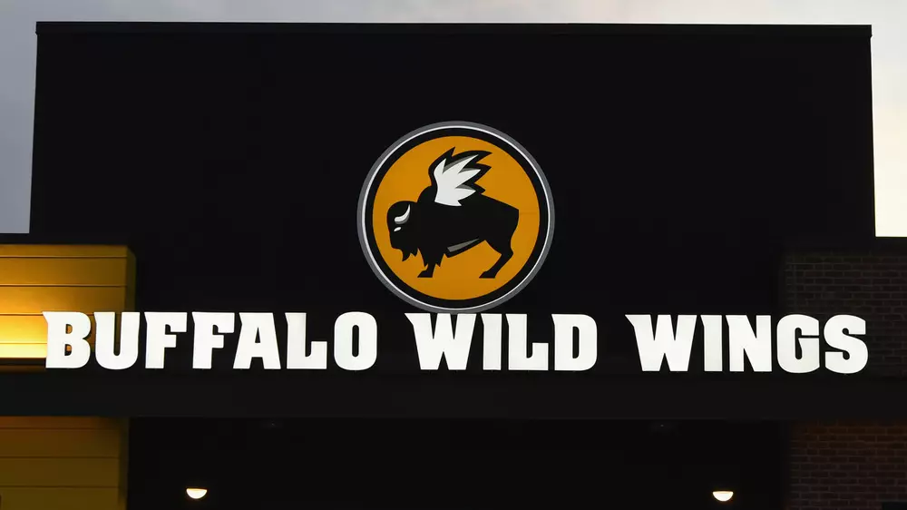 Widok z przodu na znak Buffalo Wild Wings na oddziale