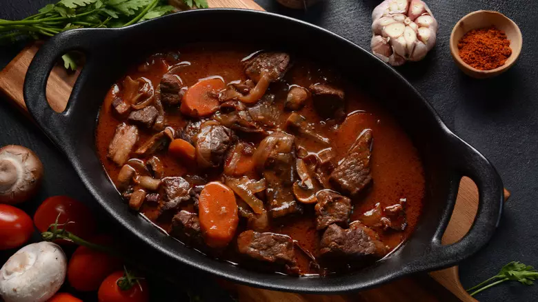 bourguignon daging lembu dengan lobak merah dan cendawan dalam periuk