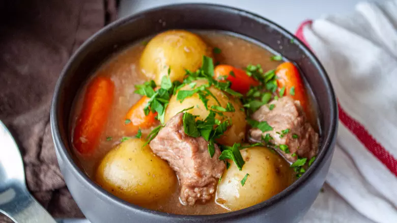 Quick Instant Pot beef stew nga adunay mga carrots ug patatas