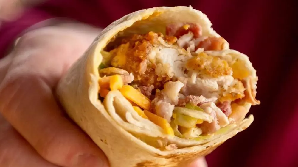 Ukuboko gufata Taco Bell crispy inkoko chipotle burrito