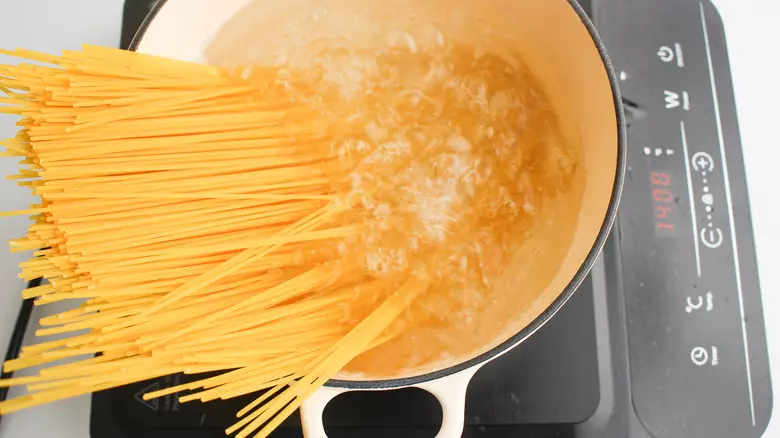Spaghetti in kookpan