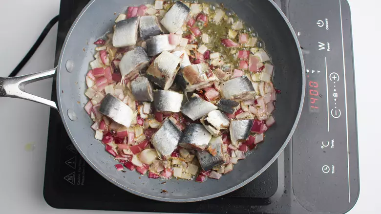 Sardines i cebes en oli de cuina