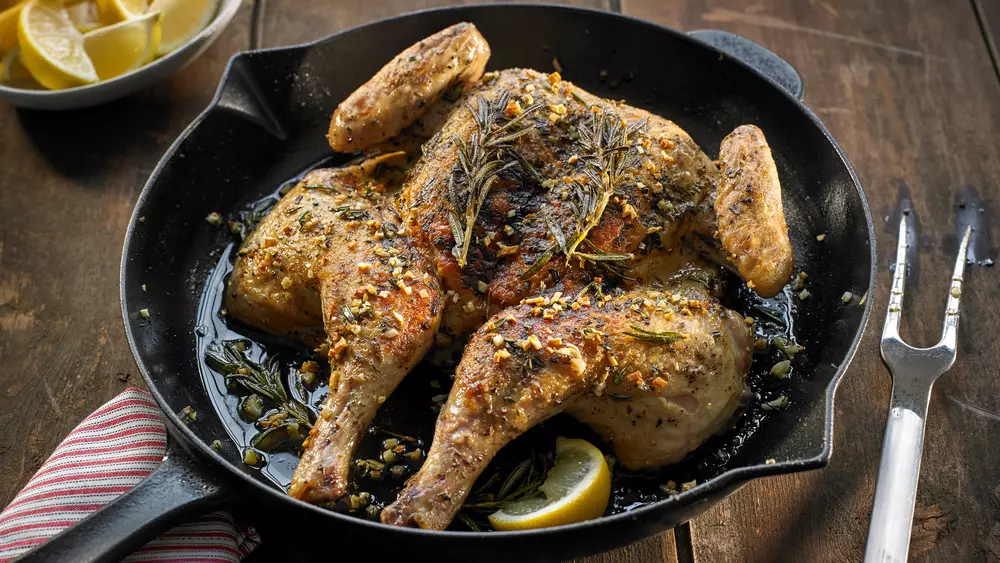 Spatchcocked kip in een gietijzeren pan