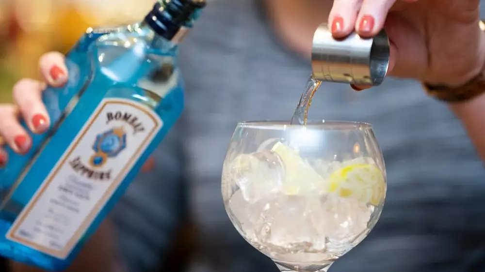 Ang Bombay Sapphire Gin gibubo sa usa ka cocktail