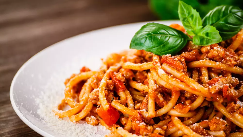 Spaghetti pomidorowe z parmezanem i bazylią