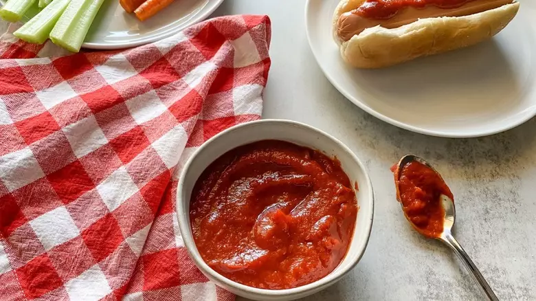 hjemmelavet ketchup i skål og på hotdog