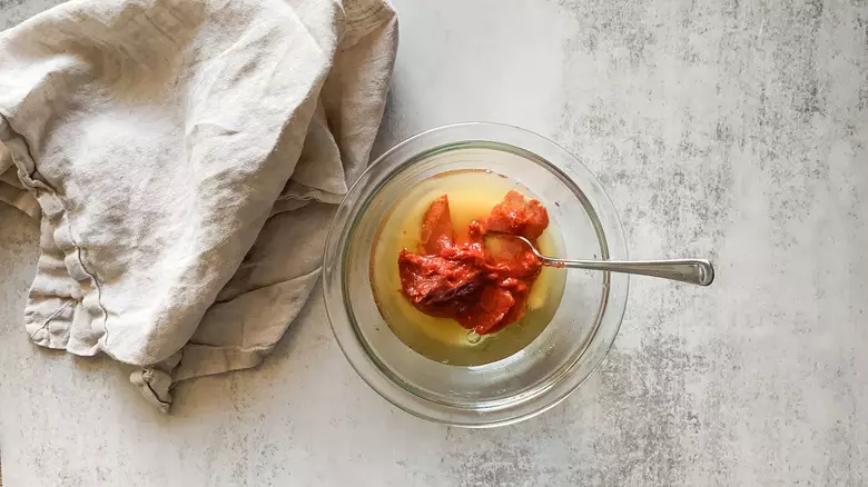 tomatpure, sukker og eddike i skål