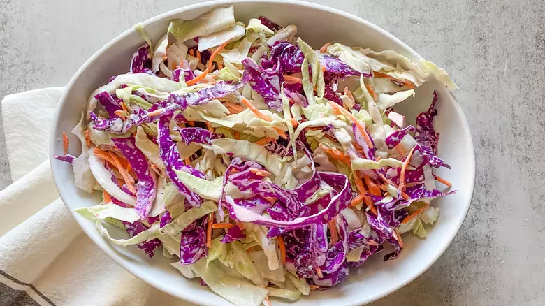 एक वाडगा मध्ये coleslaw