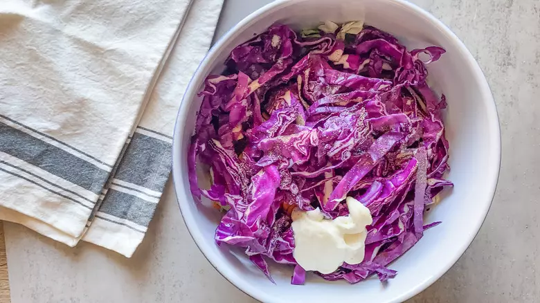 මායෝ සමග coleslaw