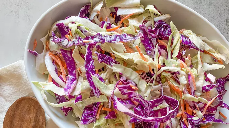 ensalada de col en cunca