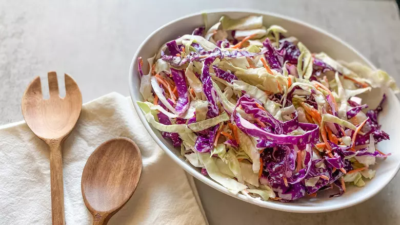 एक वाडगा मध्ये coleslaw