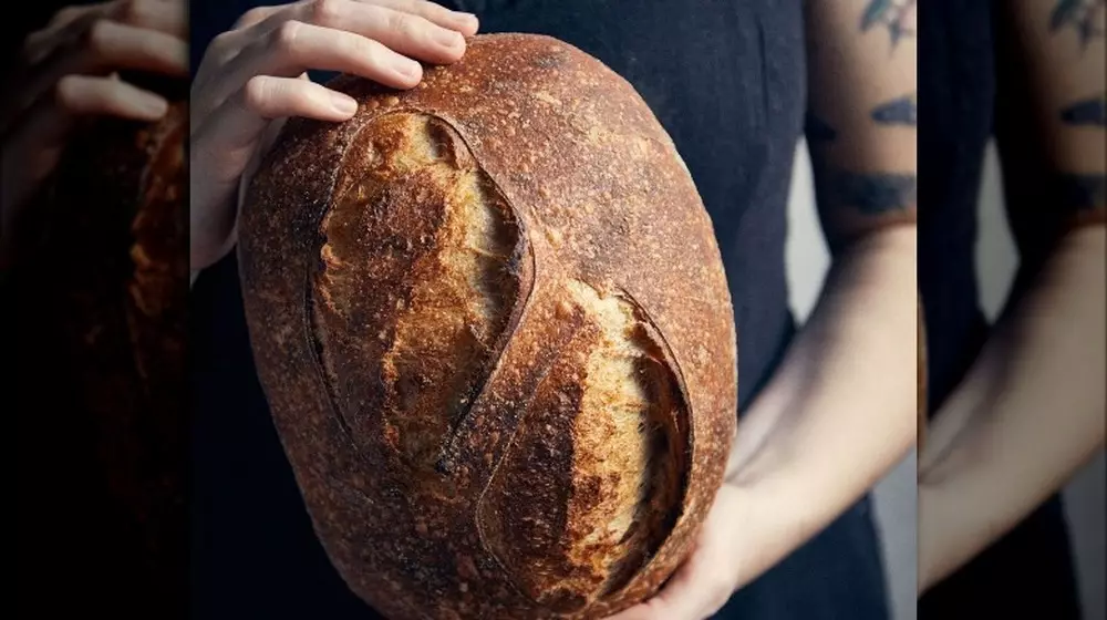 Boulanger affichant du pain fait maison