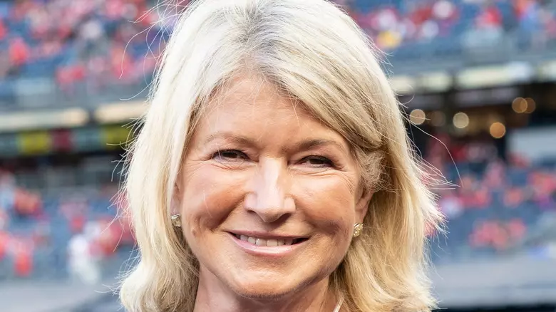 Martha Stewart cười toe toét