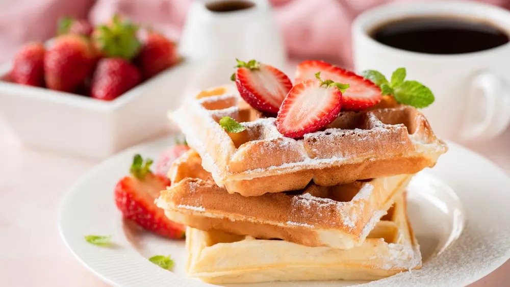 Belgian Brussels waffle nga adunay mga strawberry