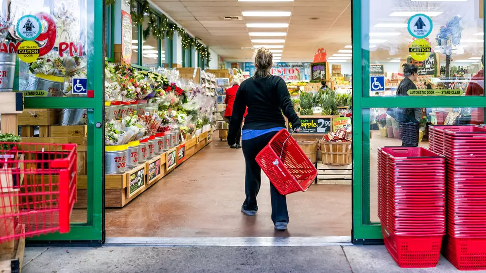 Một khách hàng tham gia Trader Joe's