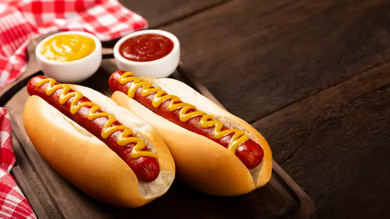 Hotdogs op tafel met ketchup