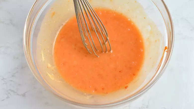 sauce i en skål
