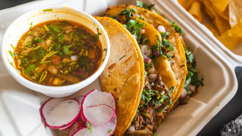 Birria tacos w pojemniku