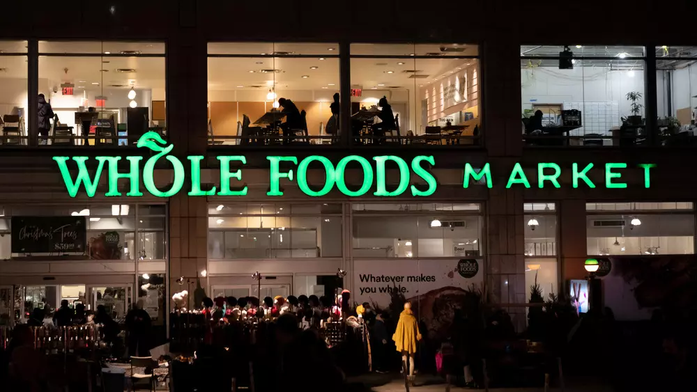 Whole Foods veikala vitrīna naktī