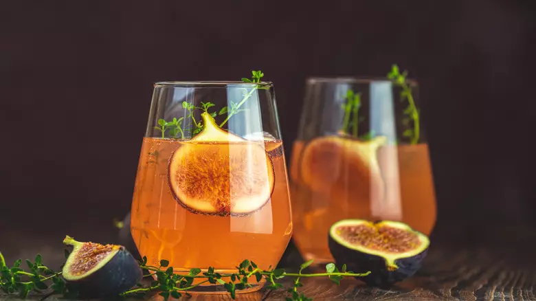 Cócteles en vasos sin tallo sobre mesa de madera